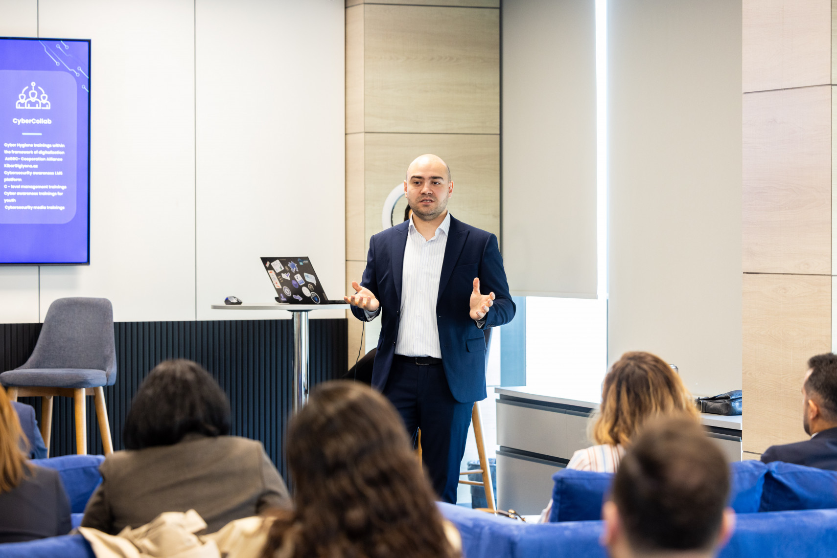 Representatives of the subordinate institutions of the MINCOM and AZCON ...